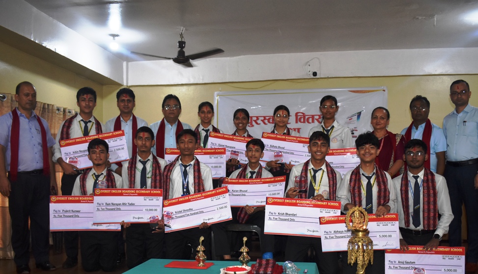 उत्कृष्ट नतीजा ल्याउने विद्यार्थीलाई एभरेष्टमा पुुरस्कार तथा सम्मान ...